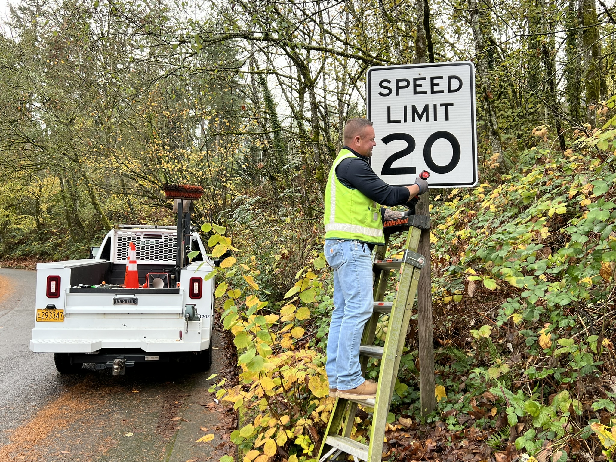 Lake Oswego begins replacing speed limit signs | Lake Oswego Review